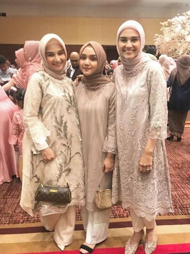 6 Momen Kebersamaan Sarah dan Zee Zee Shahab, Bak Pinang Dibelah Dua ...