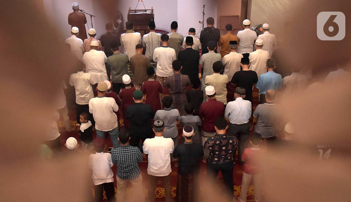 FOTO: Momen Salat Gerhana Matahari di Masjid Raya Bani Umar