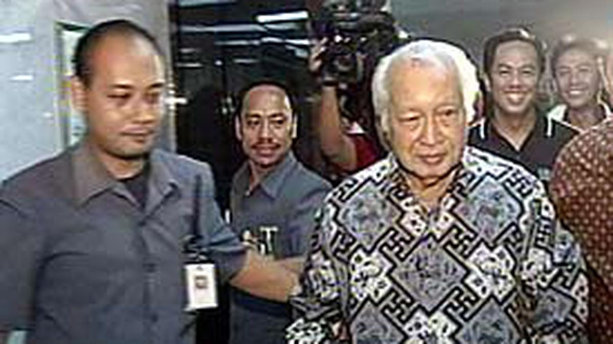 Pak Dhar Dibesuk Soeharto dan Kalla