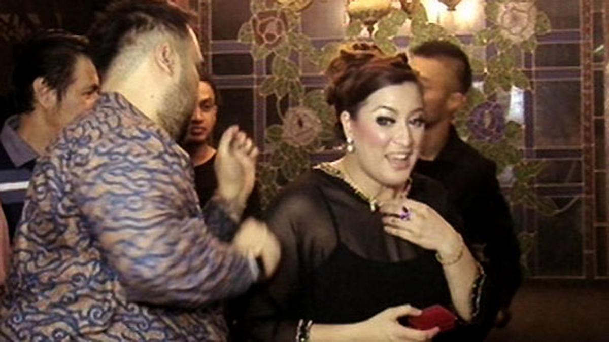 Ultah, Jane Shalimar Dapat Kalung dari Rachmawati - Video Liputan6.com