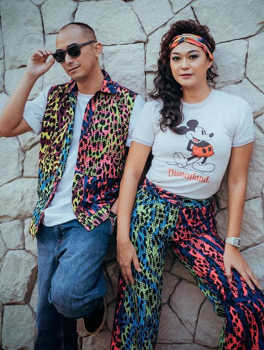 Potret Wingky Wiryawan dan Kenes Andari, Tampil Serasi dengan Gaya 80 ...
