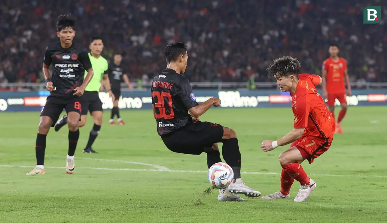 Foto: Berbagi Kartu Merah, Persija Jakarta Tundukkan Persis Solo di BRI ...