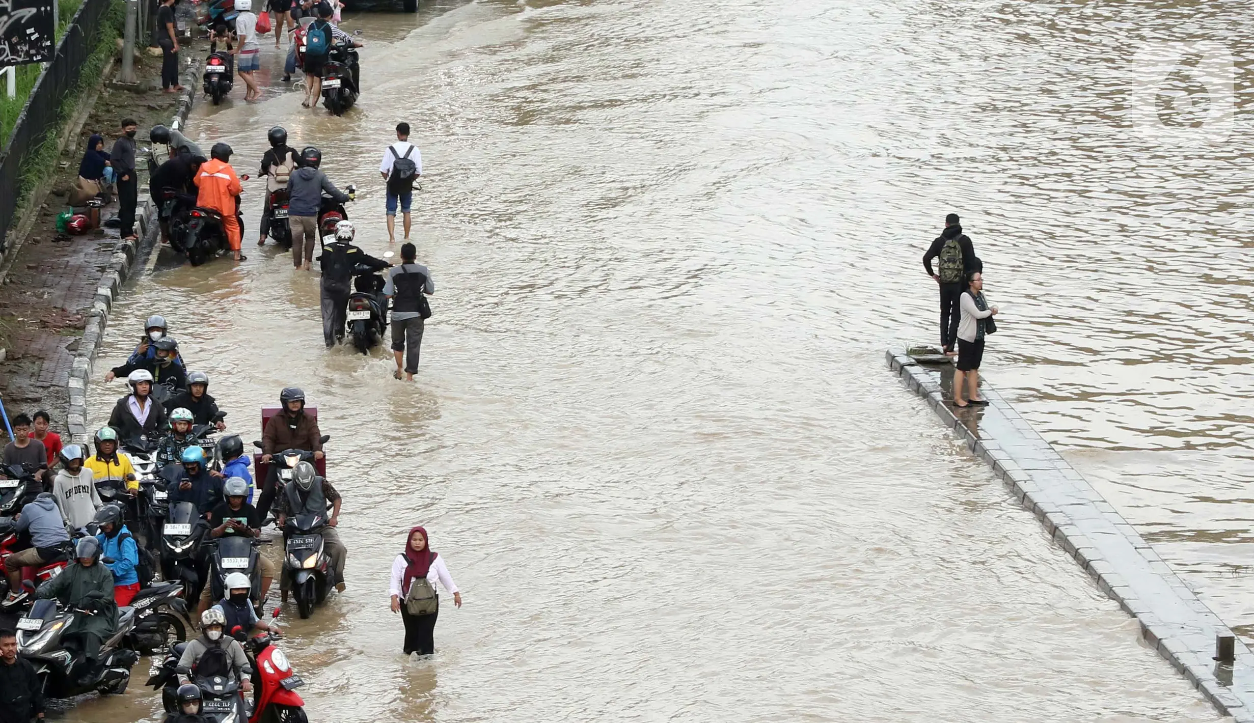 Banjir Bekasi, Sejumlah Ruas Jalan Lumpuh - Foto Liputan6.com