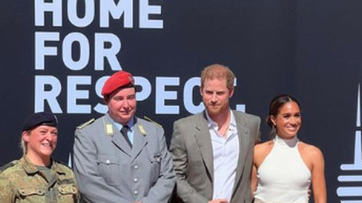Tampilan Semriwing Meghan Markle Pakai Tank Top Halter dan Kulot di ...