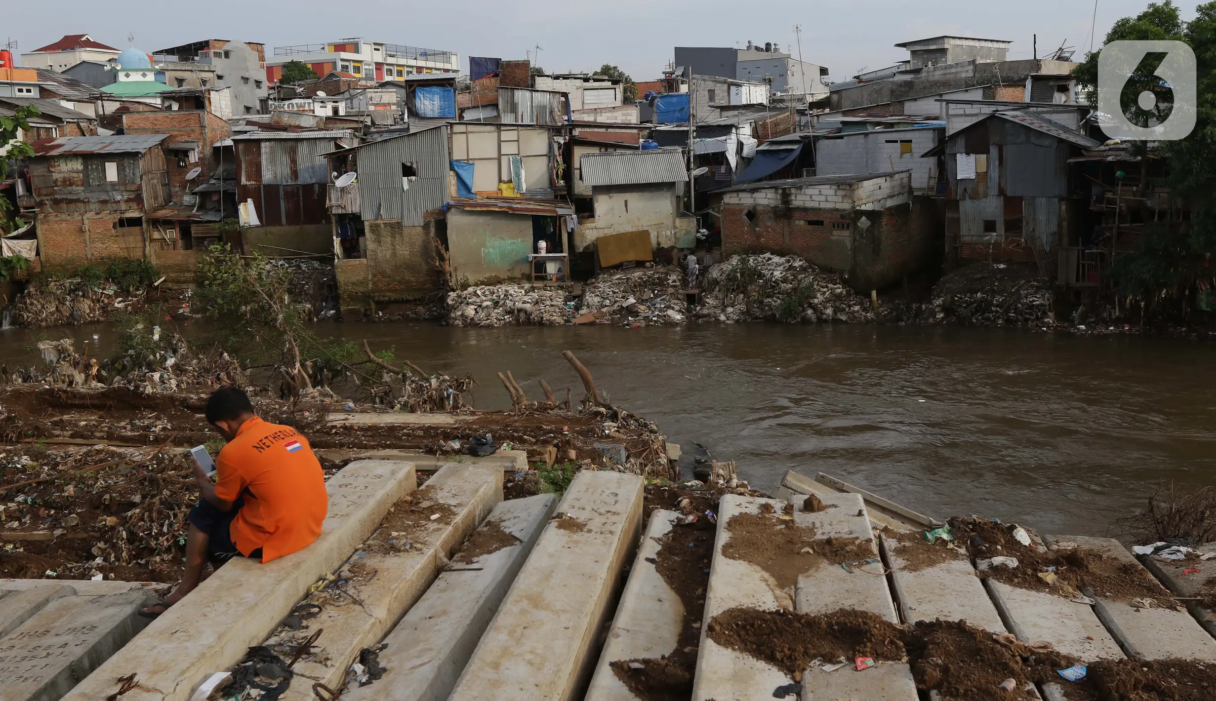 FOTO: Normalisasi Ciliwung Terhambat Pembebasan Lahan - Foto Liputan6.com