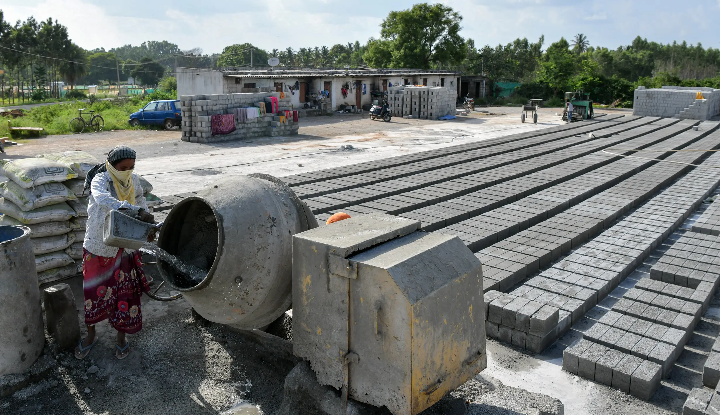 FOTO: Potret Pekerja Pabrik Batu Bata Semen di India - Foto Liputan6.com