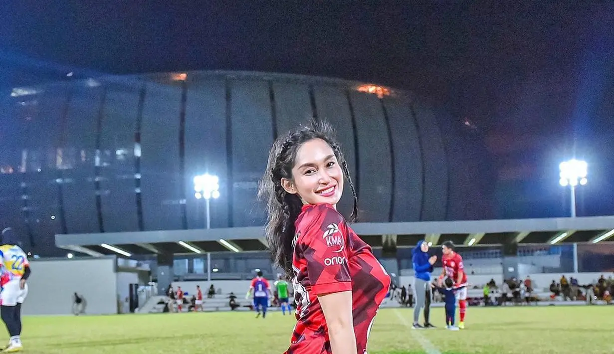 Jadi Presenter Olahraga, Ini Potret Karra Syam dalam Balutan Jersey ...