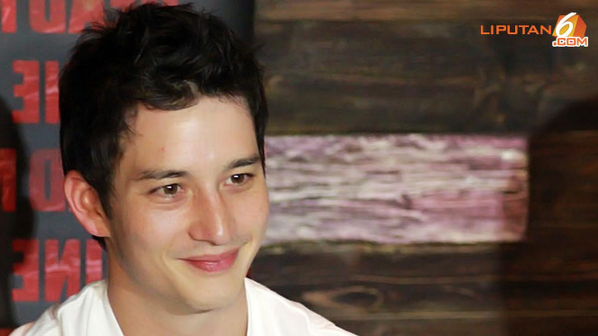 Setiap Hari, Mike Lewis Kirim Video Buat Anak - ShowBiz Liputan6.com