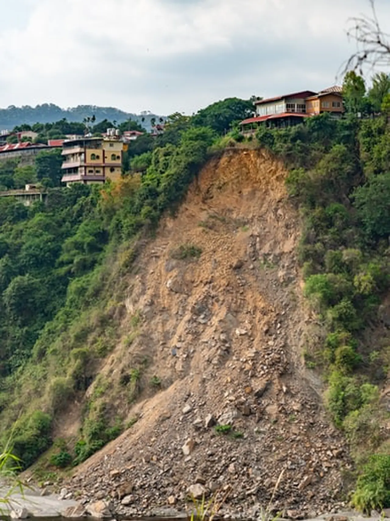 11 Penyebab Tanah Longsor, Terdapat Faktor Alam dan Ulah Manusia - Hot ...