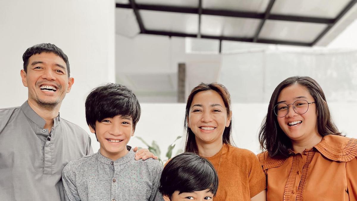 Bikin Iri, 5 Foto Ini Buktikan Kedekatan Hesti Purwadinata dengan Anak Sambungnya ...