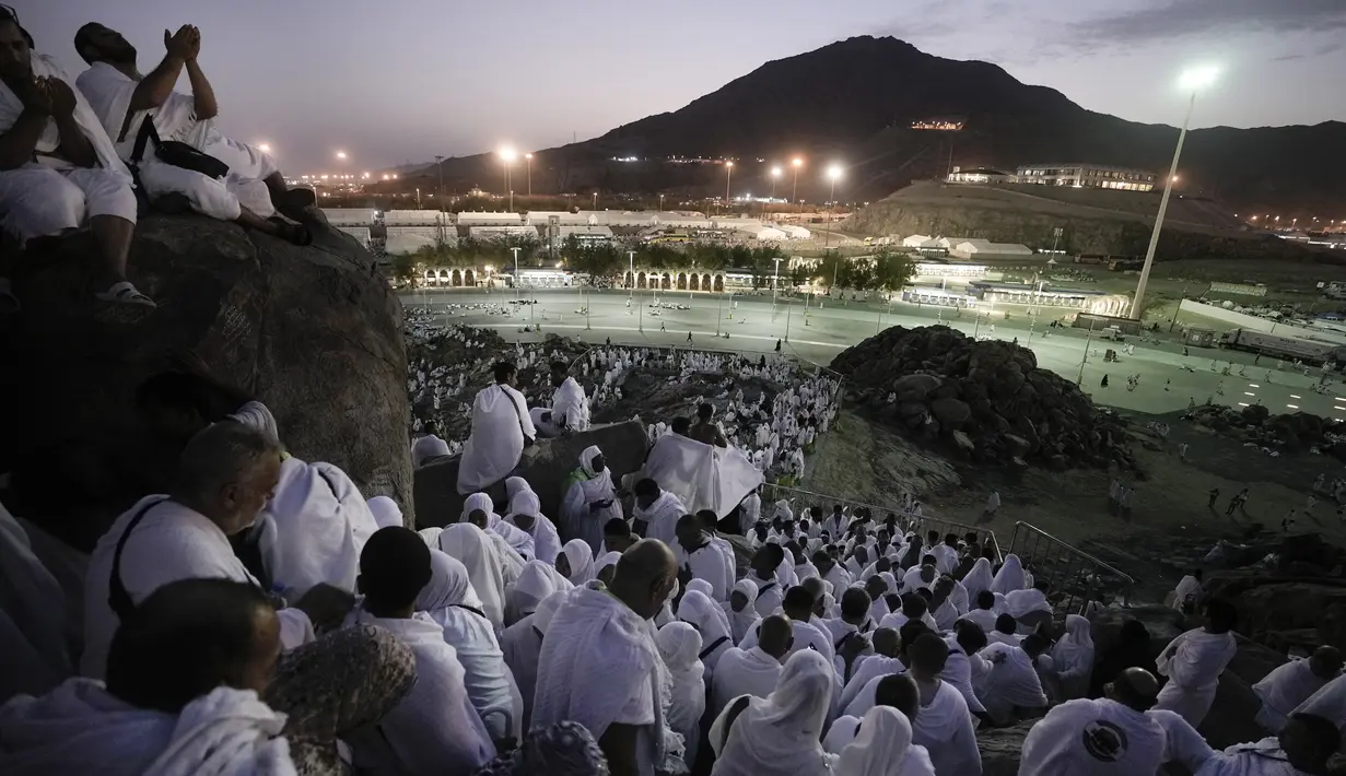 Kekhusyukan Jemaah Haji Panjatkan Doa di Jabal Rahmah - Foto Liputan6.com