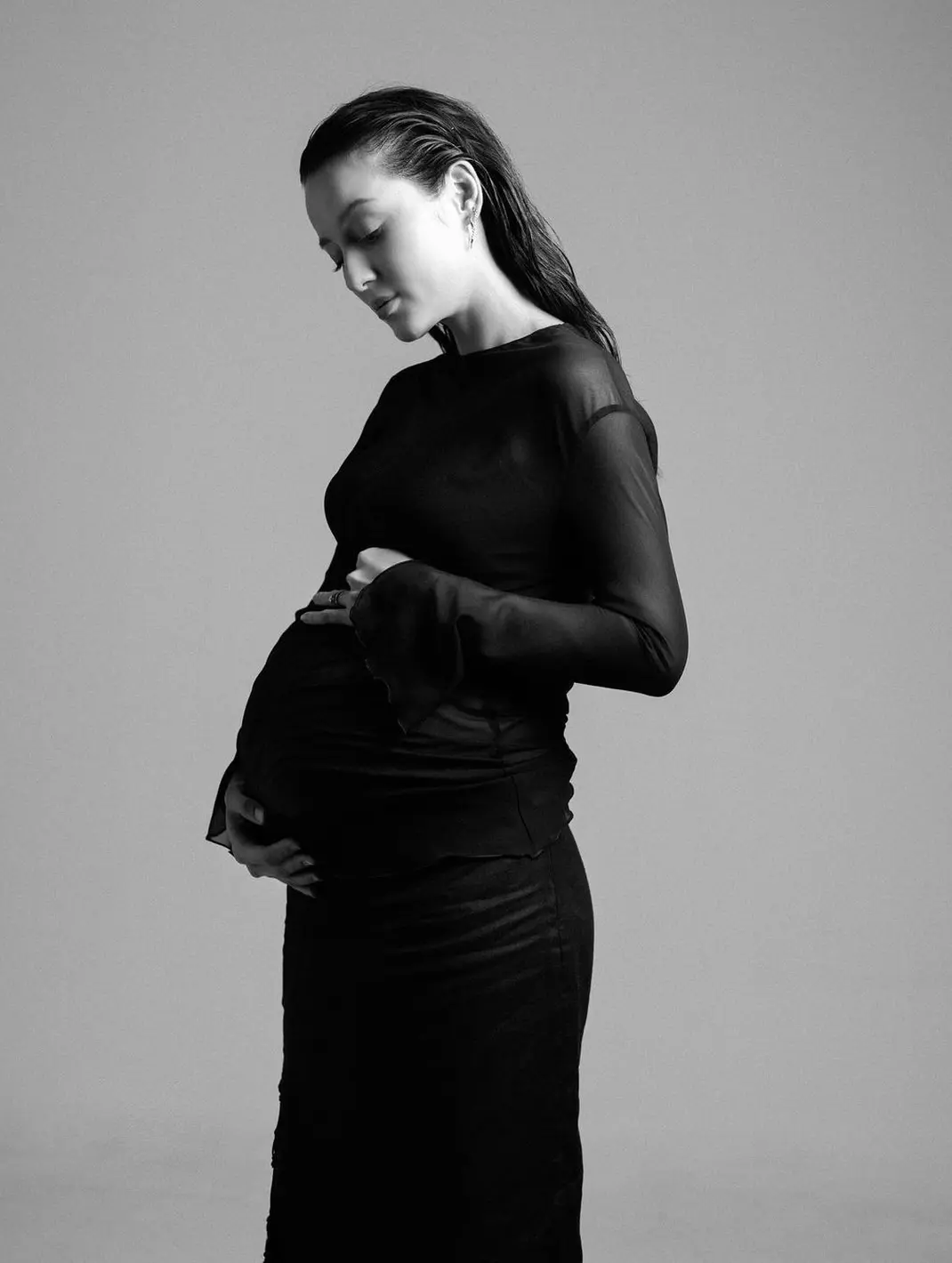 Potret Julie Estelle Maternity Shoot, Bumil Cantik dengan Gaun Transparan
