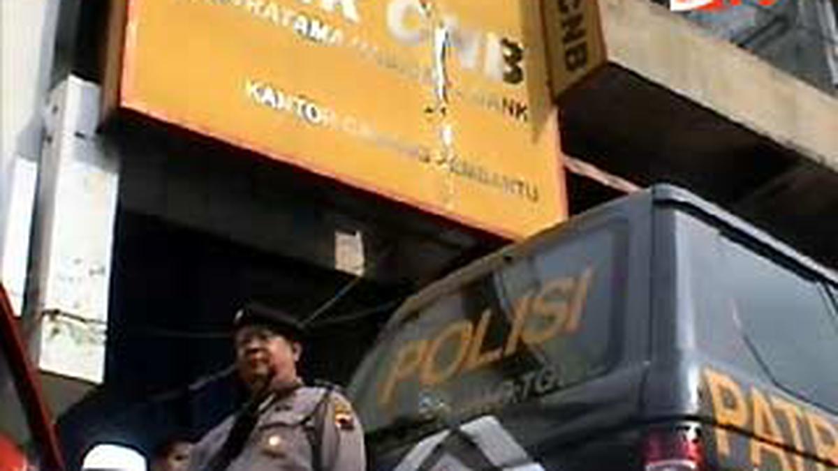 Empat Rampok Bersenpi Gasak Uang Bank - News Liputan6.com