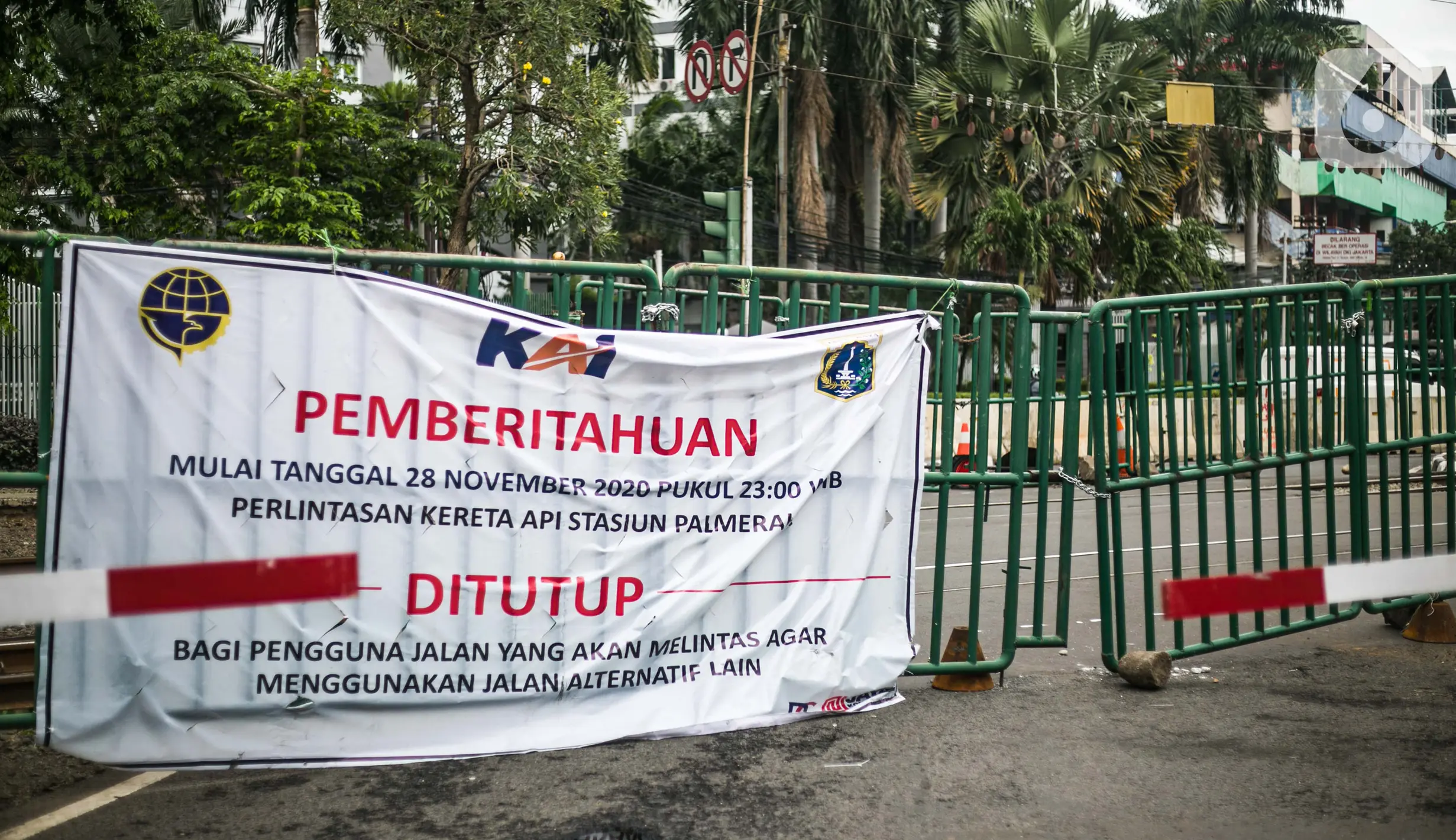 FOTO: Penutupan Perlintasan Kereta Api Sebidang di Stasiun Palmerah - Foto Liputan6.com