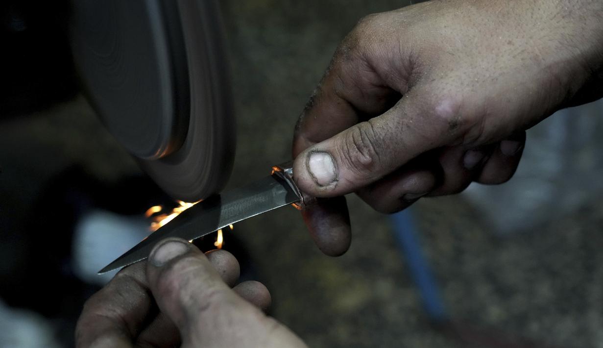 FOTO: Aktivitas Mengasah Pisau Jelang Idul Adha - Foto Liputan6.com