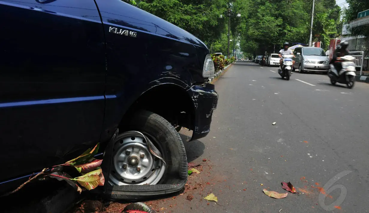 Pengemudi Ngantuk, Mobil Tabrak Pembatas Jalan - Foto Liputan6.com