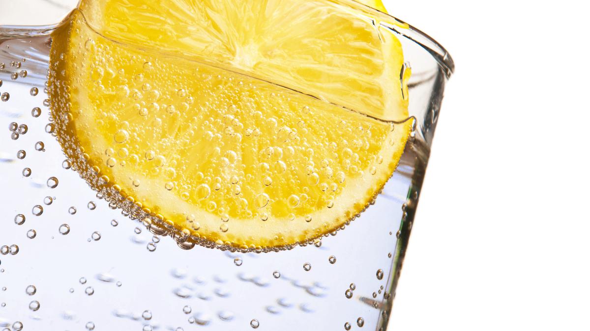 5 Alasan Kamu Harus Minum Air Lemon Setiap Pagi