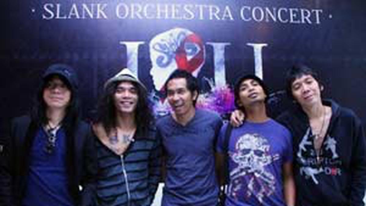 Para Penonton Ikut Bernyanyi Bersama Slank