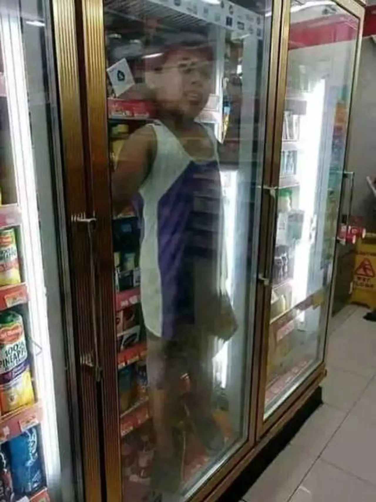 6 Potret Absurd Isi di Kulkas Toko Ini Bikin Bingung Pembeli, Nyeleneh ...