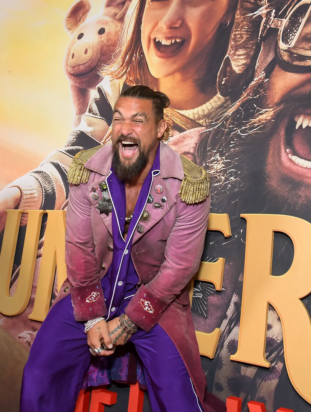 Gaya Lucu Jason Momoa di Pemutaran Film Slumberland, Bawa Boneka Babi ...
