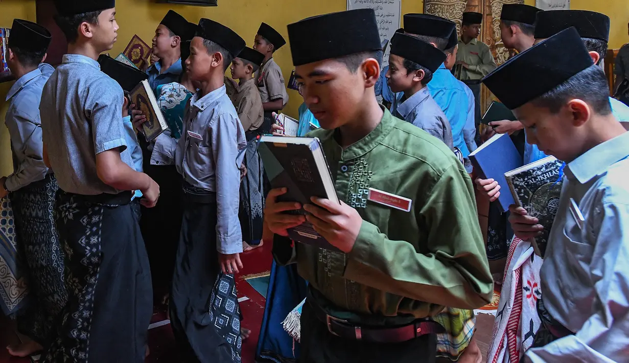 Tingkatkan Keimanan saat Ramadan, Puluhan Santri Lakukan Tadarus Al ...