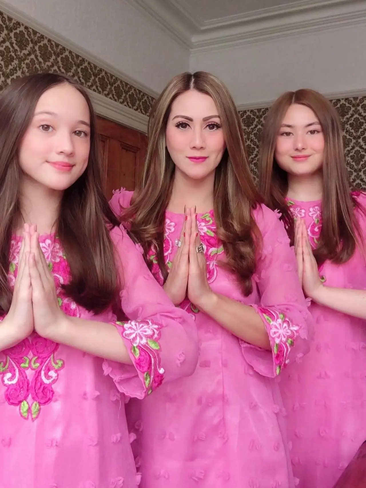 6 Potret Kebersamaan Laura Moane dan Ibunda, Bak Kakak Adik - Hot ...