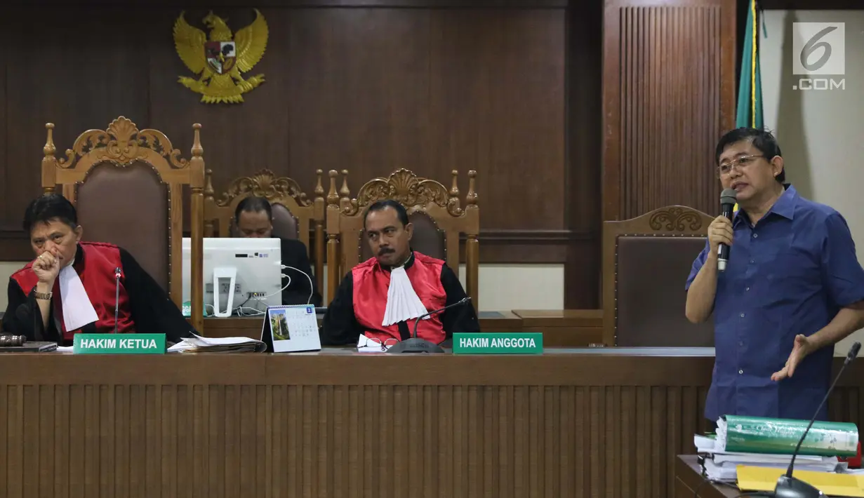 FOTO: Sambil Berdiri, Advokat Lucas Cecar Saksi Ahli - Foto Liputan6.com