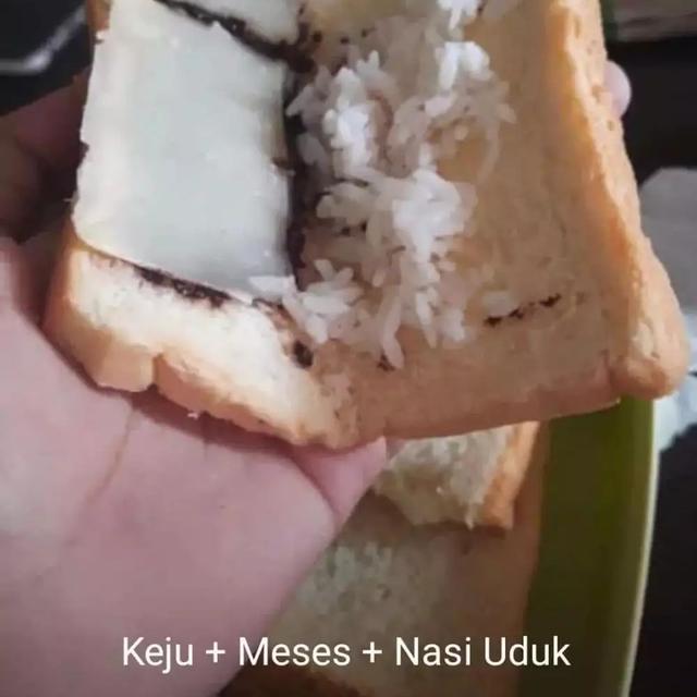 6 Potret Roti hingga Burger Pakai Topping Nasi Ini Bikin Senyum Tipis