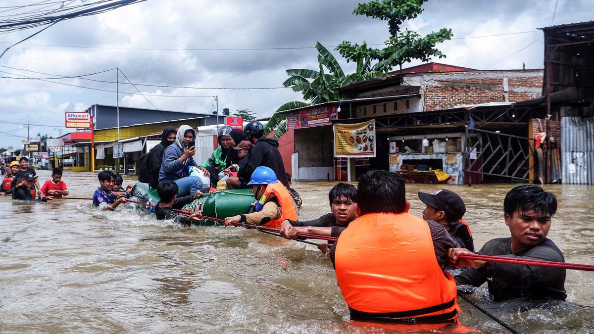 Banjir Makassar Meluas, Warga Mengungsi di 24 Lokasi - Foto Liputan6.com