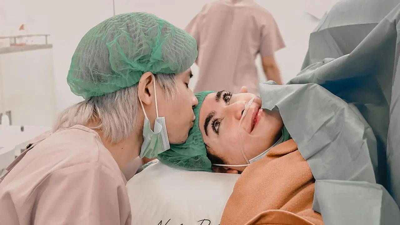 6 Potret Arnold Leonard dan Moniq Crasivaya Dikaruniai Anak Pertama ...