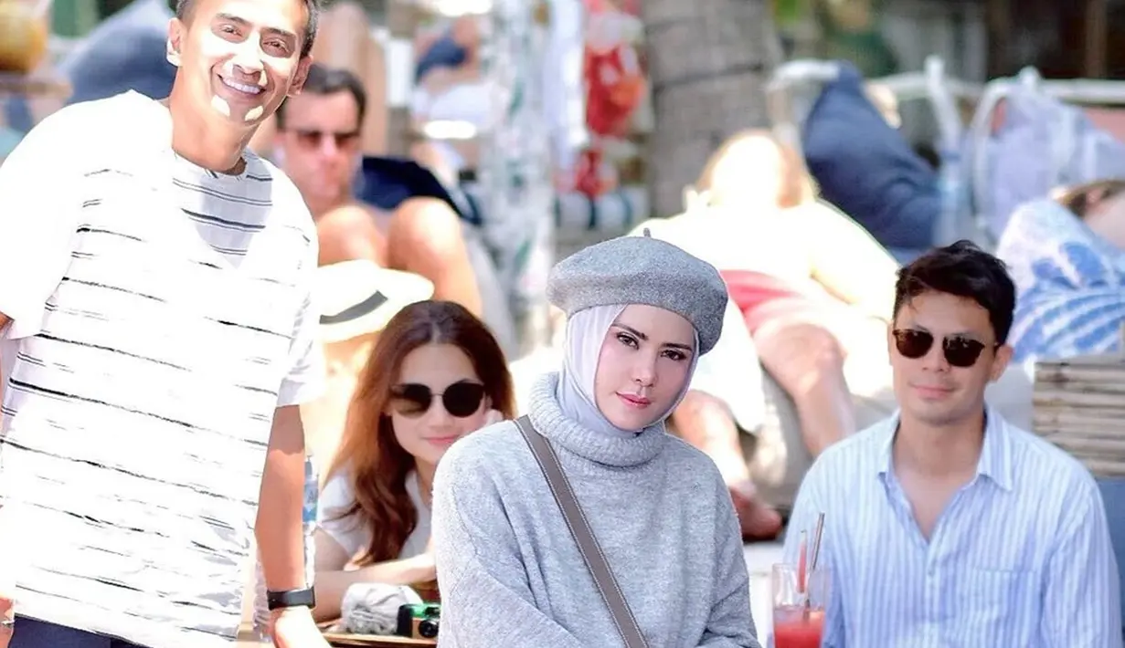 FOTO: Gaya Outfit Angel Lelga dengan Topi Baret, Tampil Stylish - Foto Liputan6.com