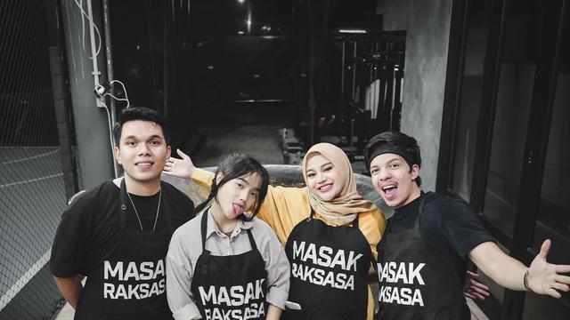 Kepergok Gandengan Tangan, Ini 6 Potret Manis Fuji dan Thariq ...