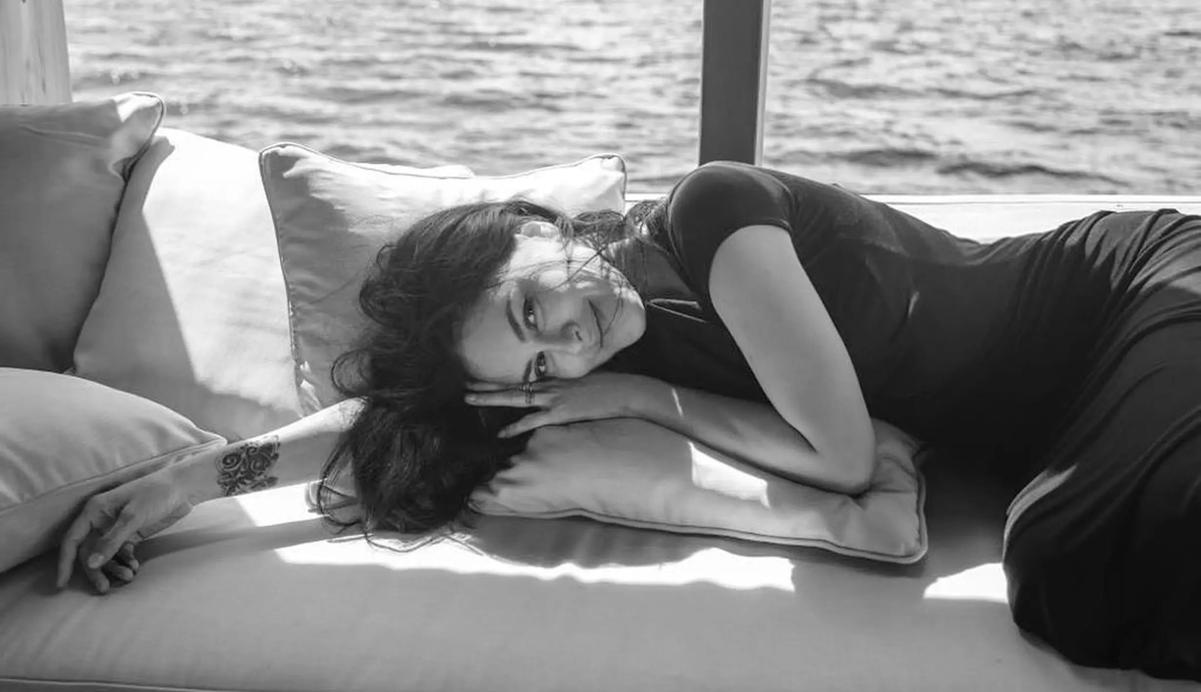 8 Gaya Awet Muda Sophia Latjuba Saat Nyender Sebagai Pose Andalan - Photo Fimela.com