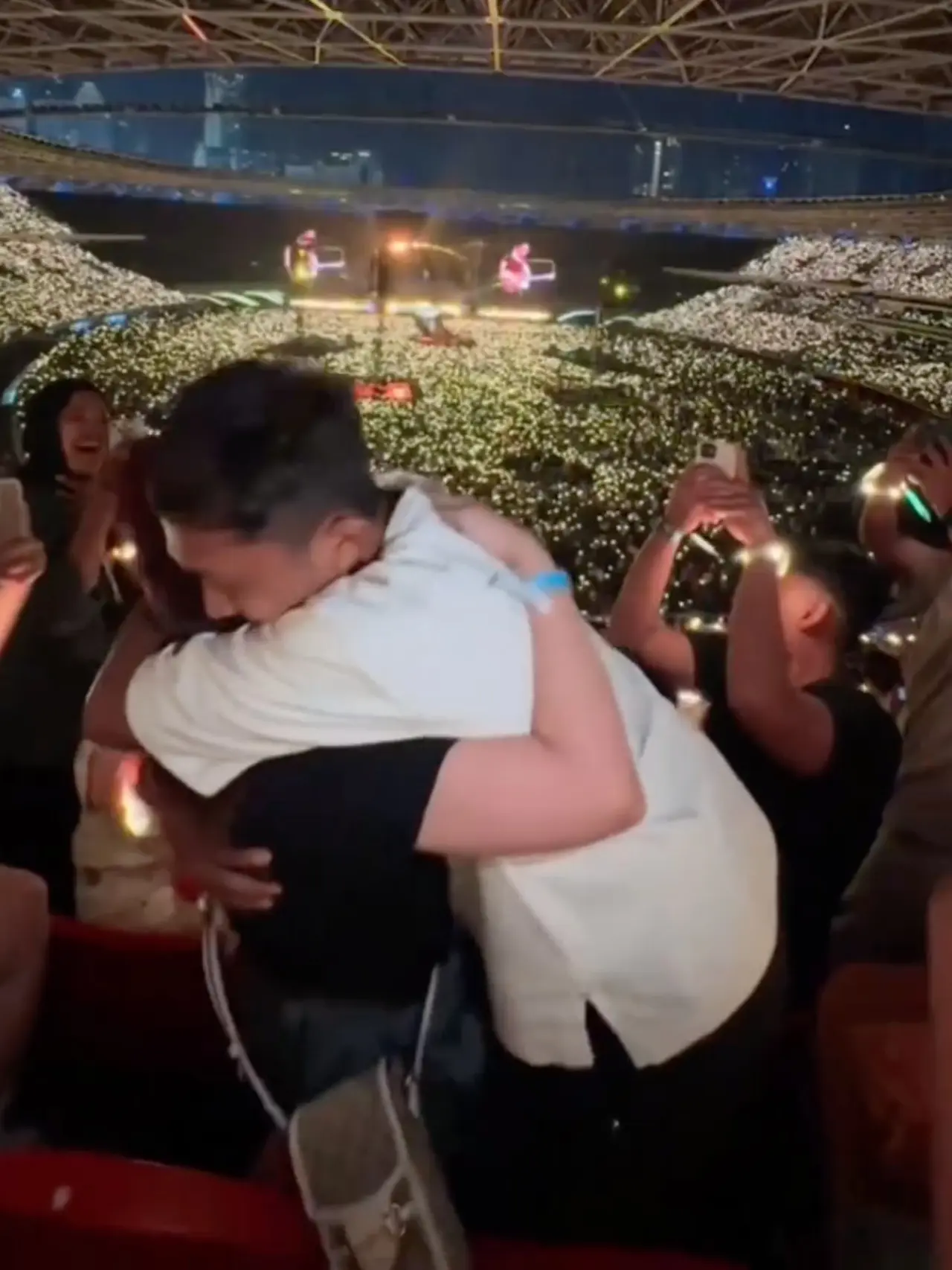 Viral Konser Coldplay Diwarnai Prosesi Seorang Penonton Melamar Pacar ...
