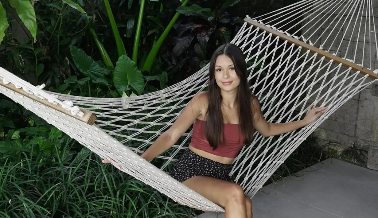 Potret Ria Andrews Istri Stefan William Pakai Crop Top, Pamer Pinggang ...