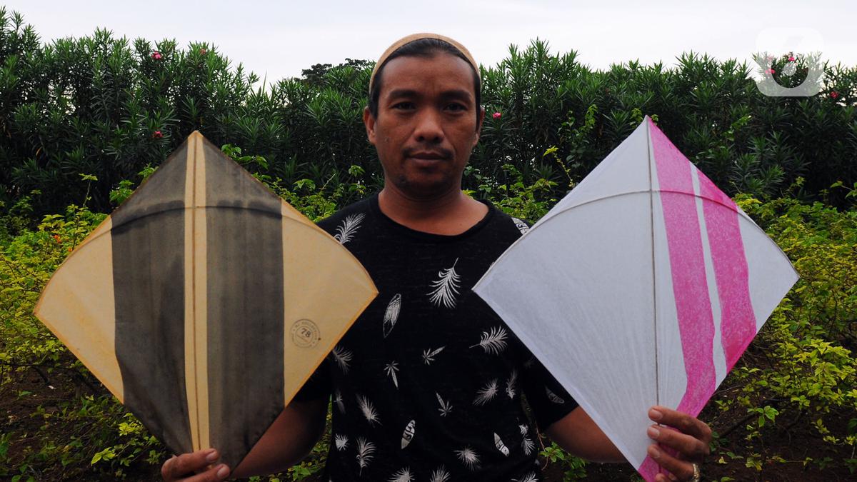 Ngabuburit Asyik Sambil Main Layang-Layang di Kanal Banjir Timur