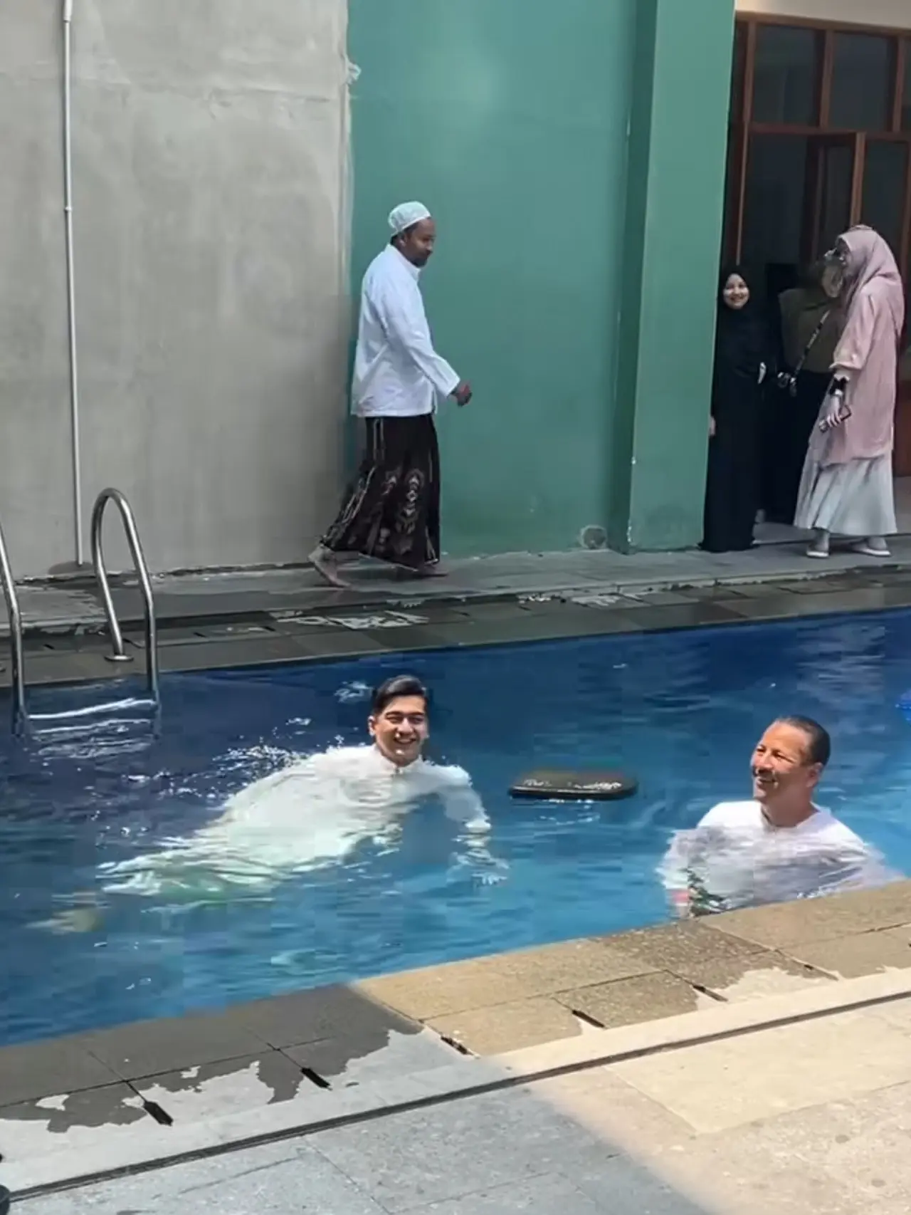 Teuku Ryan Suami Ria Ricis Sempat Disangka Dibaptis, Netizen Istighfar ...