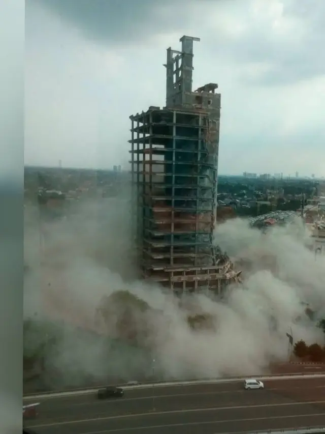 Konstruksi Miring, Gedung Tua di Bintaro Roboh - News Liputan6.com