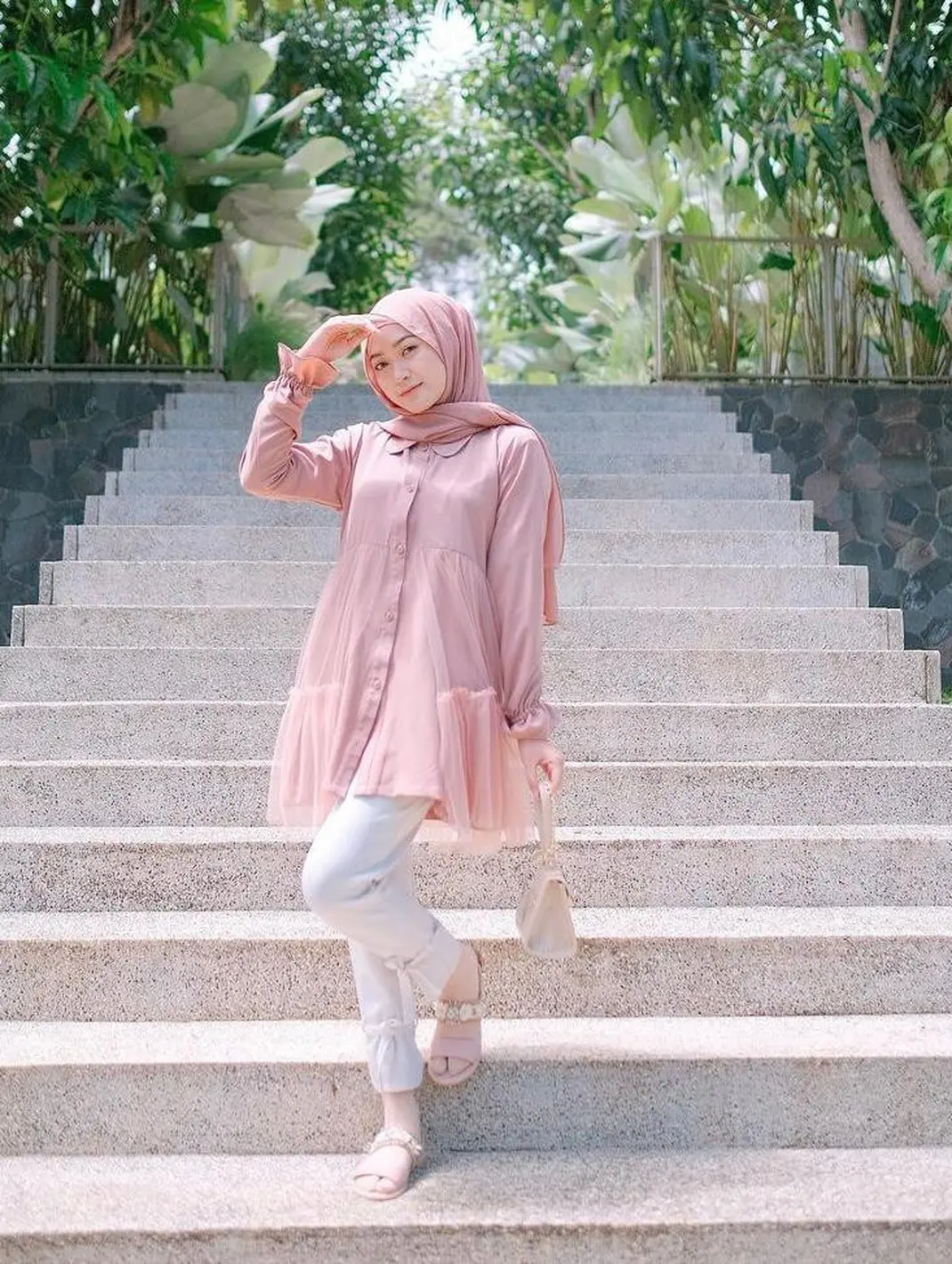 6 Gaya Busana Hijab untuk Samarkan Bahu Lebar