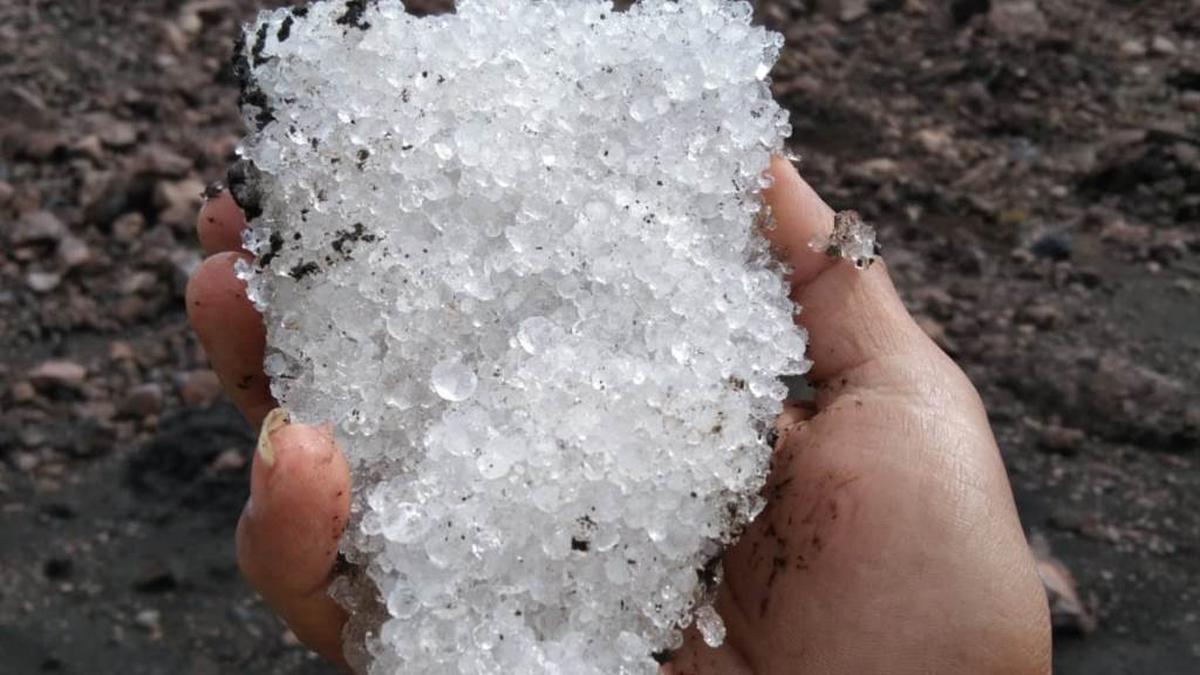 Heboh Pendaki Temukan Bongkahan Es di Puncak Gunung Slamet