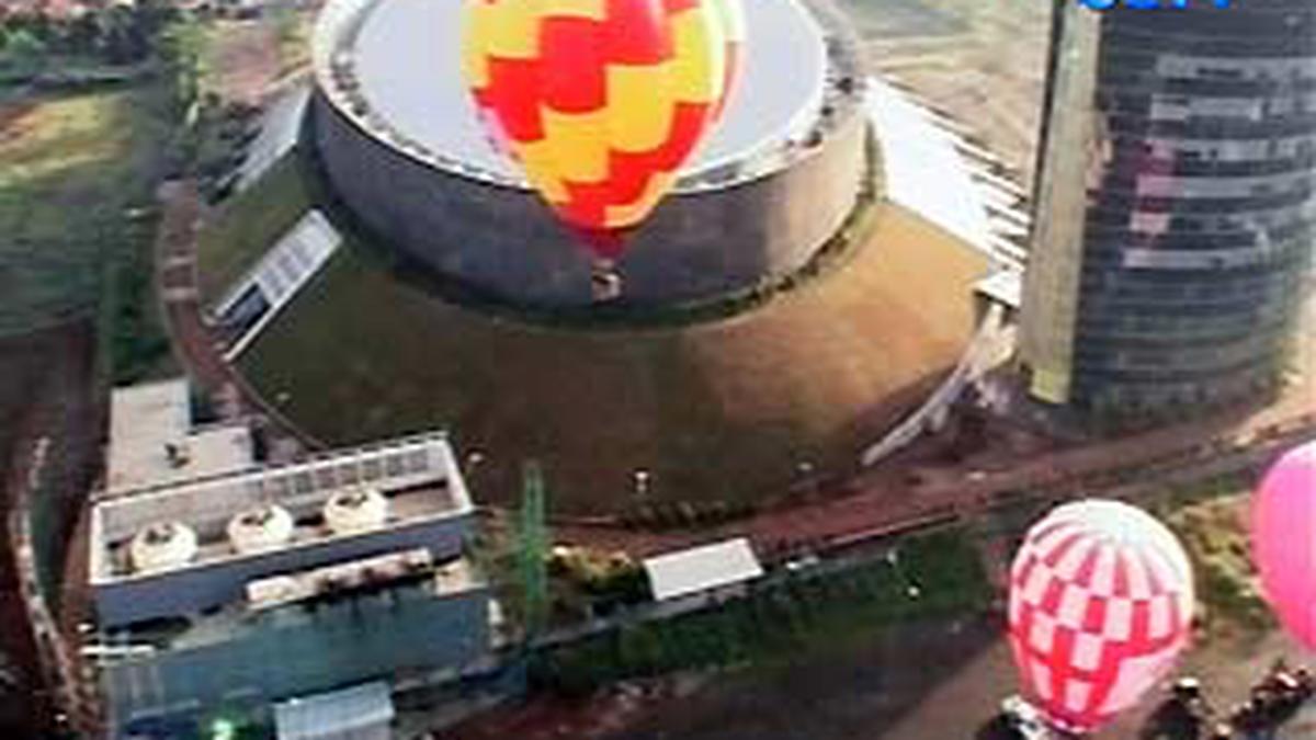 Angin Kencang Ganggu Festival Balon Udara - News Liputan6.com