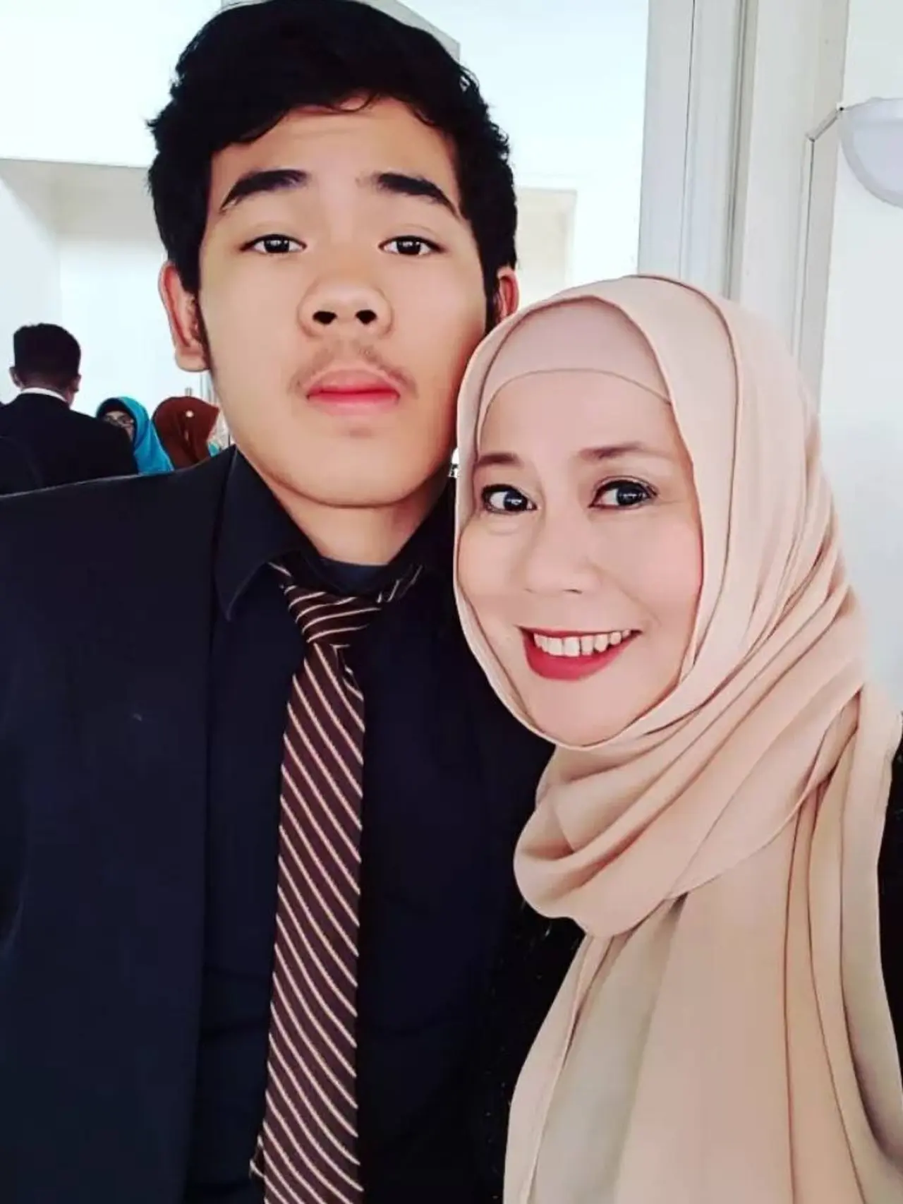 6 Potret Dewi Yull dan Keempat Anaknya, Foto Bareng Anak Pertama Penuh ...