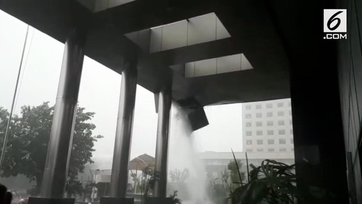 VIDEO: Hujan dan angin kencang Plafon Lobi Gedung KPK Jebol - News ...
