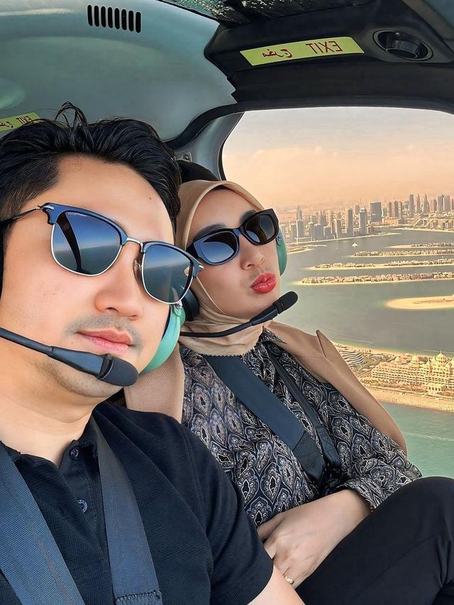 7 Potret Angga Wijaya dan Istri Liburan Mewah di Dubai, Kini Dikenal Tajir