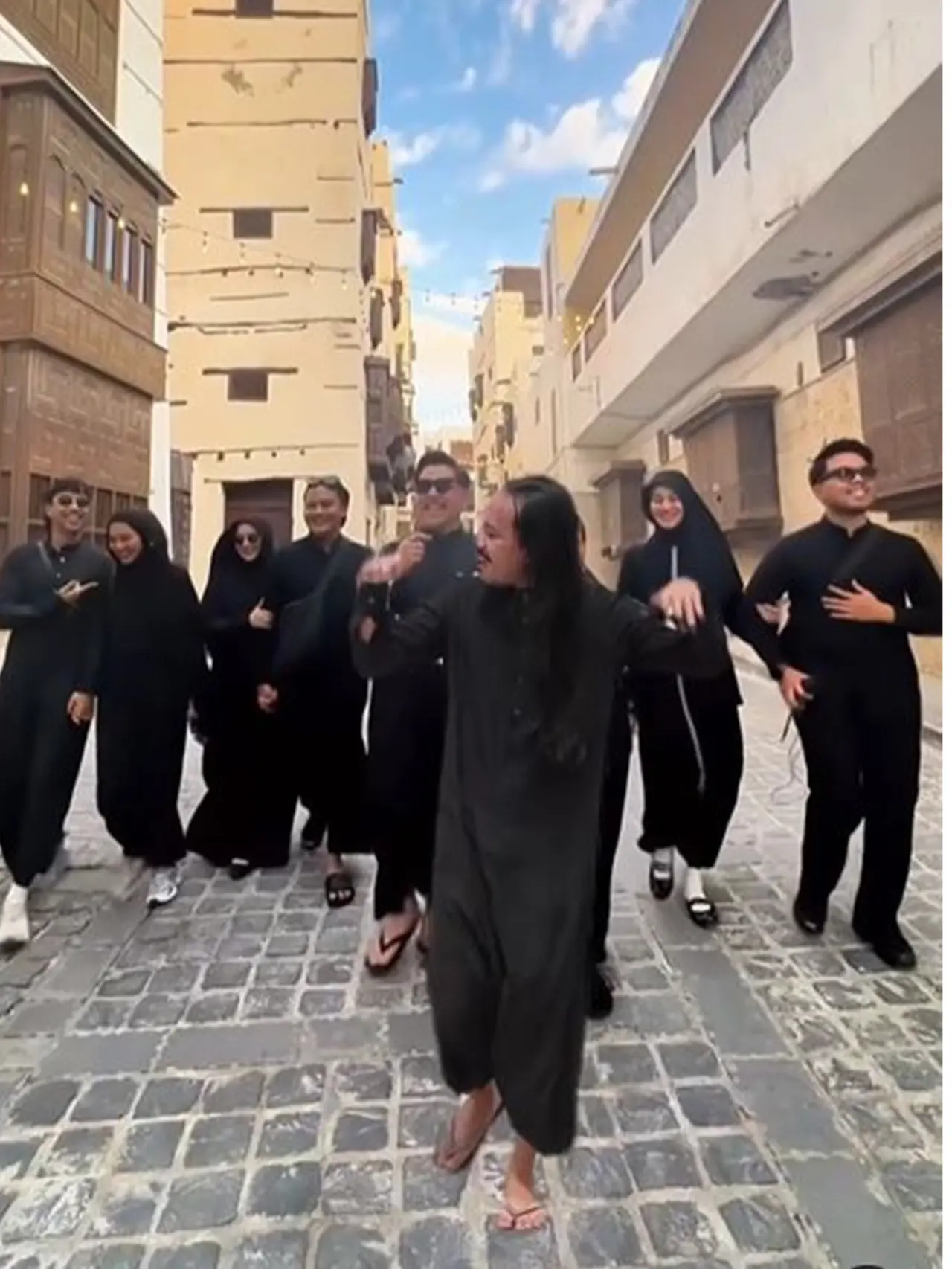 7 Editan Kocak Irfan Ghafur Nyempil di Video Artis, dari Fuji hingga ...