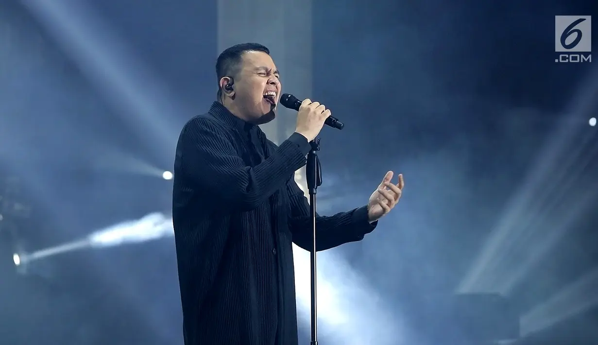 FOTO: Tulus Bius Ribuan Penggemar di Konser Monokrom - Foto Liputan6.com