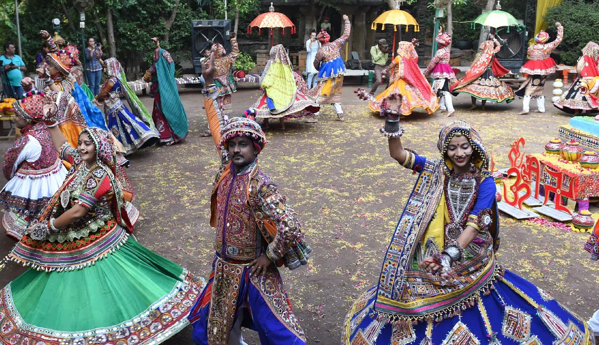FOTO: Lihat Latihan Para Penari India Jelang Festival Navratri - Foto ...