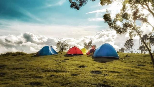6 Fakta Menarik Gunung Artapela, Tempat Kemping Favorit Muda-mudi Bandung