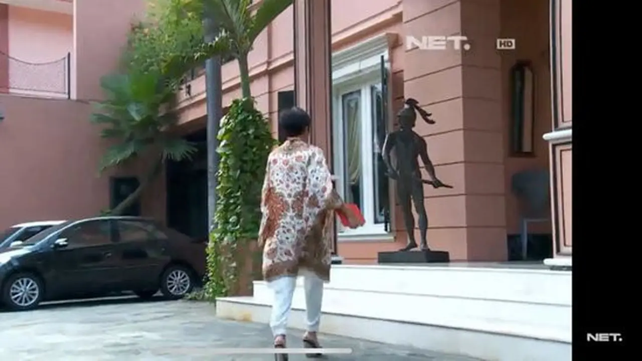 8 Potret Rumah Adrie Subono yang Mirip Istana dengan Patung di Mana ...