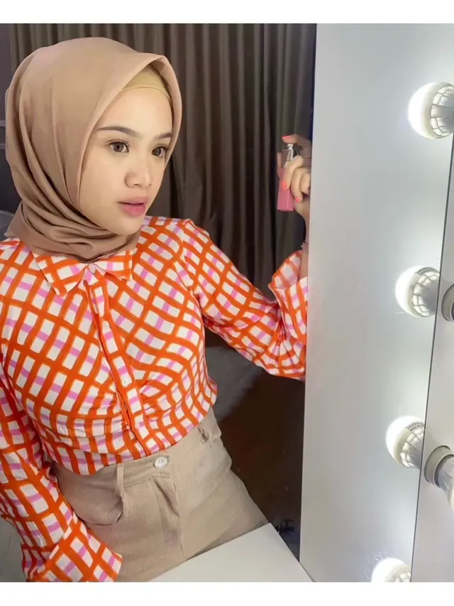 6 Potret Dea Sahirah Tunangan Chand Kelvin, Keponakan Inneke ...